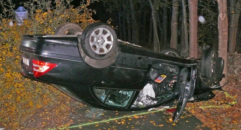 Nachrichten Espelkamp - Schwerer Verkehrsunfall: Auto prallt frontal gegen Baum - HALLO MINDEN