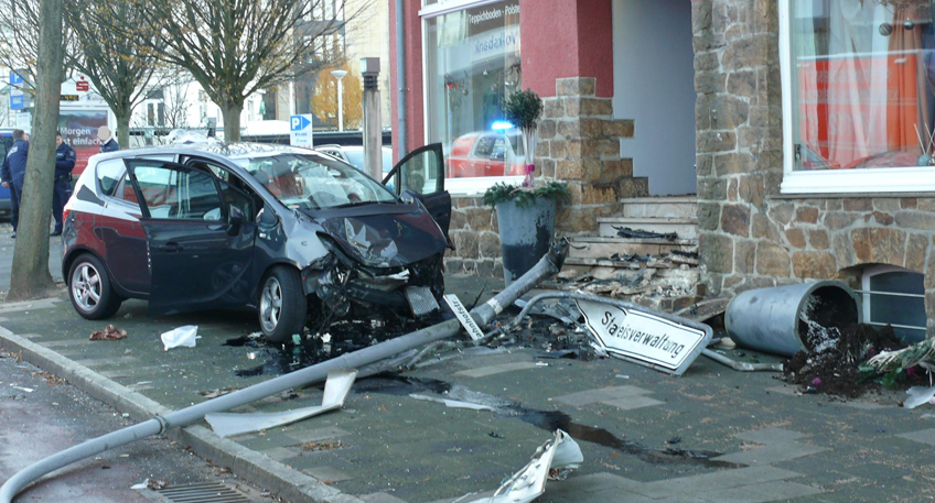 Nachrichten Lübbecke - Auto prallt ungebremst gegen Hauswand - HALLO MINDEN