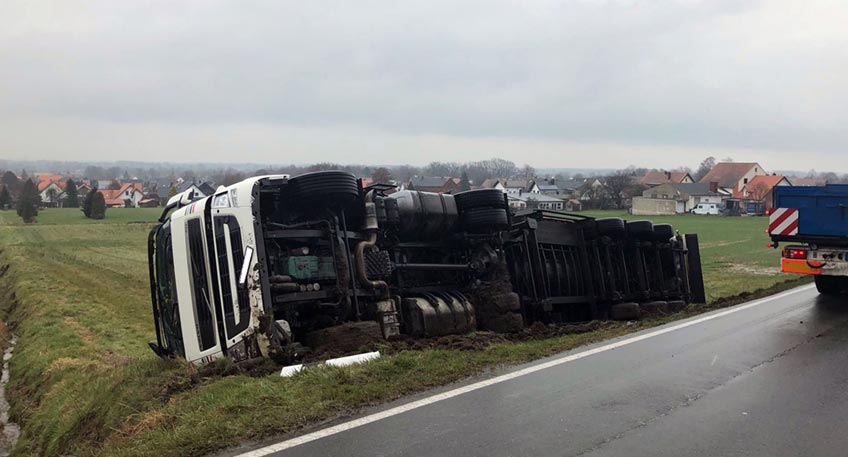 Nachrichten Hille - Sattelzug kippt auf die Seite - HALLO MINDEN