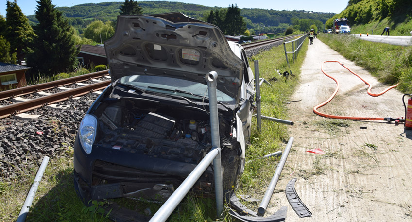 Nachrichten Vlotho - Auto kommt von Fahrbahn ab - Fahrerin schwer verletzt - HALLO MINDEN